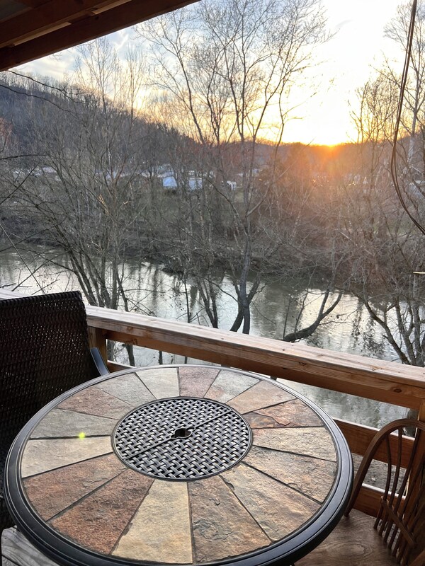 Riverview Retreat Ii, Charming 2 Br Apartment With Wifi In Chapmanville, Wv - Chief Logan State Park, Logan