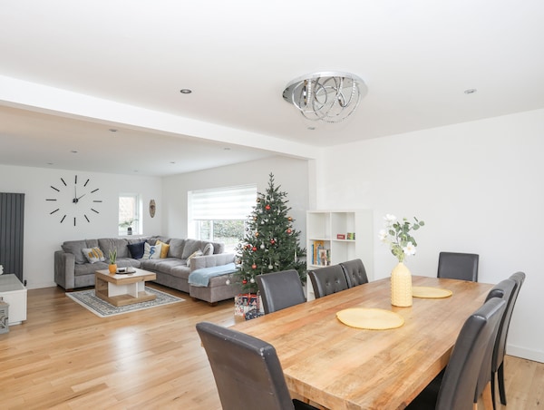 Clydfan, No 1 Trearddur Road, Pet Friendly In Trearddur Bay - Trearddur Bay