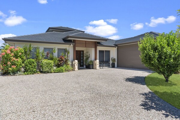 Bribie Bliss: Luxe Canal Living - Sandstone Point