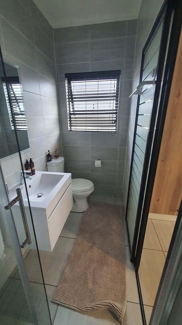Urlyfstyle Cottage Near O. R Tambo International Airport - Tembisa