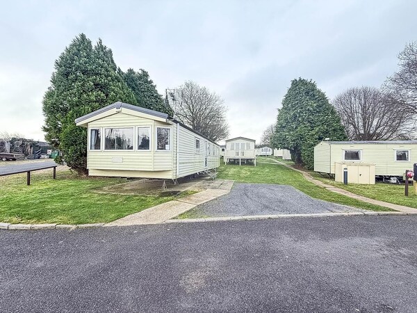 Lovely Caravan At Lower Hyde Holiday Park, Isle Of Wight Ref 24001g - 