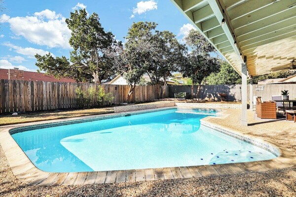 Traveler's Delight: Grand Expedition Home Near Sat Airport - San Antonio, TX