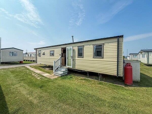 Lovely 6 Berth Caravan For Hire At Barmston Beach Holiday Park Ref 62062hc - Yorkshire