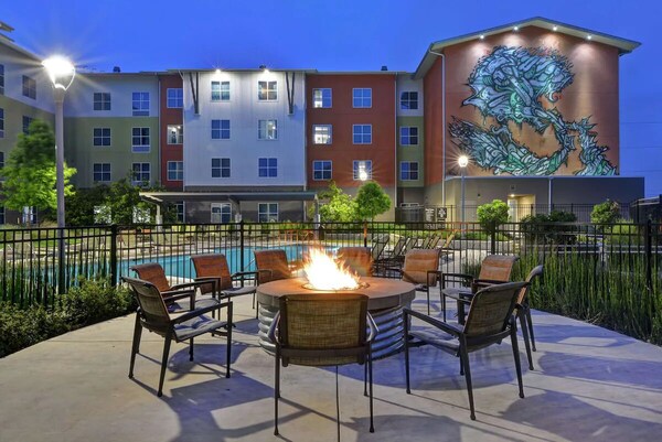 Your Ultimate Resort Destination:free Parking And Breakfast,full Kitchen,pool - Austin, TX