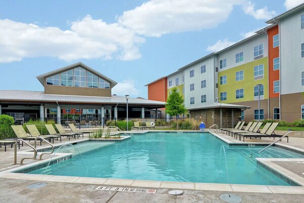 Your Austin Resort Getaway:4 Family-friendly Units,near Creekmont Park,pool - Austin, TX