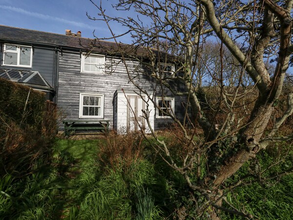 Chenies, Pet Friendly, Character Holiday Cottage In Preston - Lulworth Cove