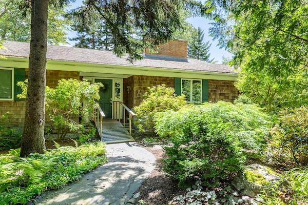 New! Coastal Hideaway. Water Views With Expansive Deck, Pool Table, Office Area. - Brunswick, ME
