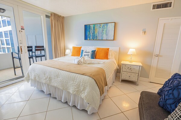 Oceanfront Resort 40' Balcony 8th Floor - Fort Lauderdale
