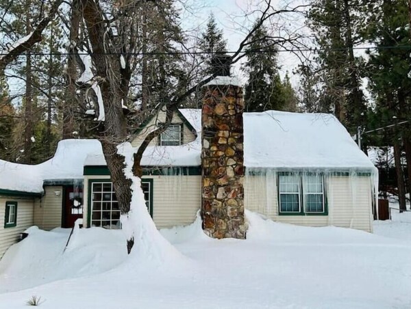 Three Little Bears Cabin W/hot Tub & Pool Table! - Big Bear Lake, CA