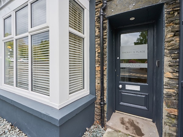 Lower Sheriff's Place, Pet Friendly, With Open Fire In Windermere - Bowness-on-Windermere