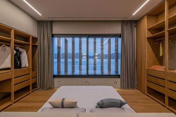 Unique Design 3 Bedroom Villa With Access To The Beach - Elounda