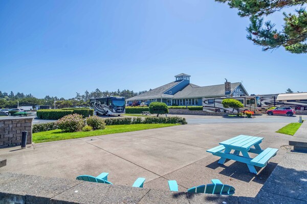 Dog Friendly, Available With 50amp, 30amp, Water And Sewer Hook Up's, Wifi - Newport, OR