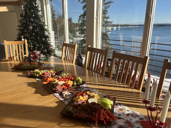 Executive Lakehouse- Sand Beach On 3 Private Acres With Separate Guesthouse - Ontario