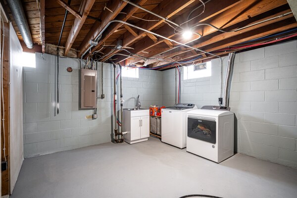 Four Bedroom House Located 5 Minutes From Downtown Milwaukee With Pool Table. - Germantown, WI