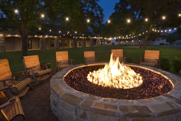 Indulge In Upscale Hill Country Living: Golf, Free Parking & Multiple Pools - Boerne, TX