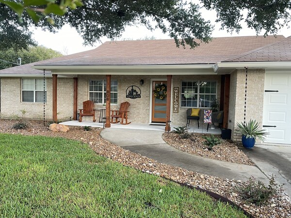 Vinohaus Is In The Heart Of Fredericksburg And Minutes To Popular Wineries! - Fredericksburg, TX