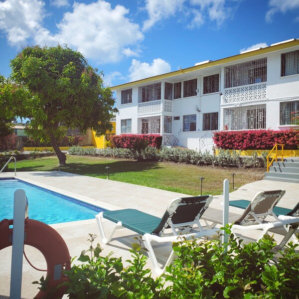 Stylish Apartment In Rockley Hills; Scenic Views; Free Wifi; Pool - Worthing
