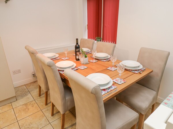 The Squirrels, Family Friendly, With A Garden In Hebden Bridge - West Yorkshire