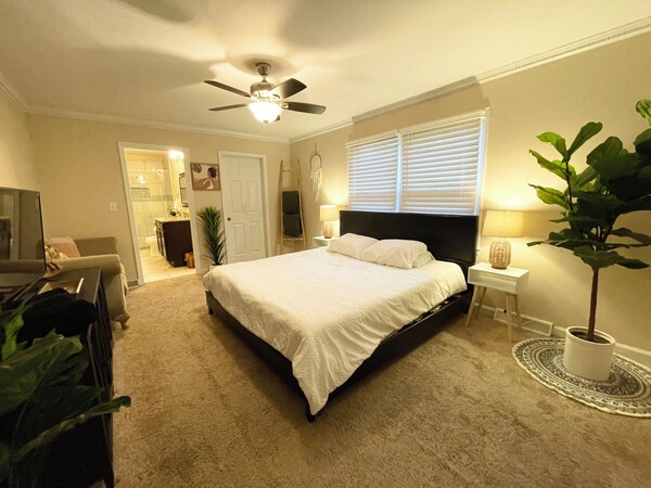 King Beds, 2 Living Rooms Fast Wifi, 6th Convertible Bedroom Available - Charlotte, NC