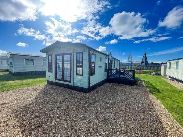 Great 4 Berth Caravan For Hire In Suffolk At North Denes, Ref 40149nd - Lowestoft