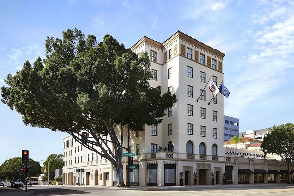 Steps To Pasadena Museum Of California Art! 3 Affordable Units, Parking, Pool! - Pasadena, CA