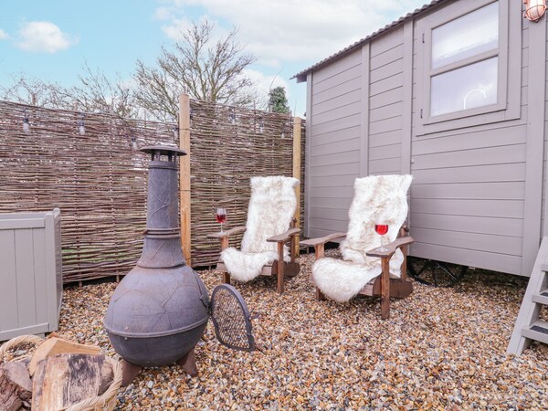 Bumble's Retreat, Pet Friendly, With A Garden In Bury St Edmunds - Suffolk