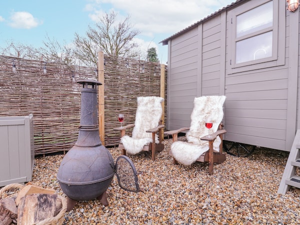 Bumble's Retreat, Pet Friendly, With A Garden In Bury St Edmunds - Suffolk