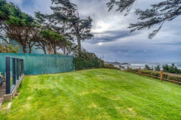 Dog Friendly, Available With 50amp, 30amp, Water And Sewer Hook Up's, Wifi - Newport, OR