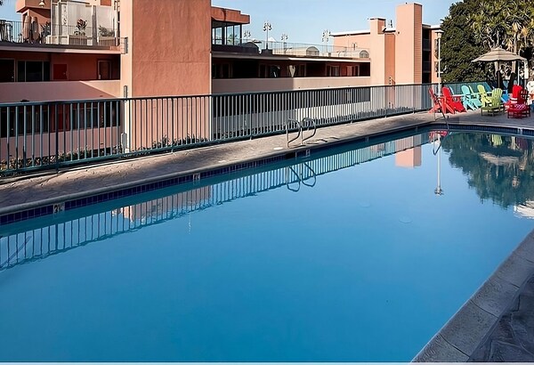 Beachfront Location! Steps Away From La Jolla Cove! W/ Oceanfront Balcony! Pool! - San Diego, CA