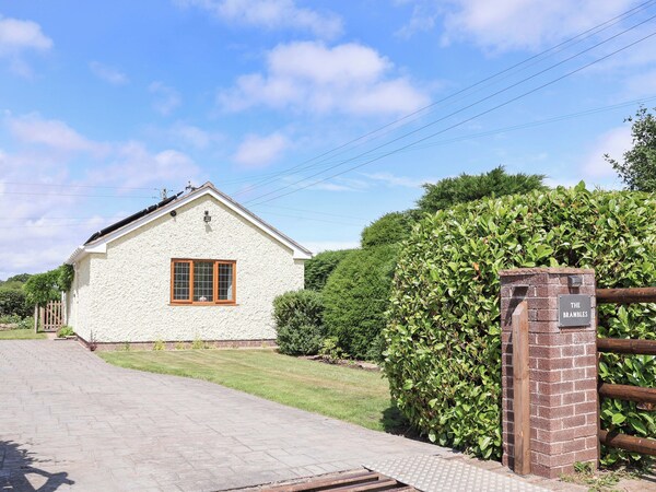 The Brambles, Pet Friendly, With A Garden In Holt, North Wales - Cheshire