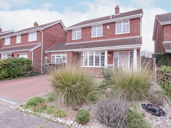Hide And Sleep, Pet Friendly, With Open Fire In Frinton-on-sea - Walton-on-the-Naze