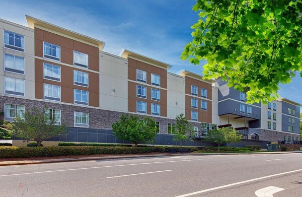 Perfect Atlanta Location : Indoor Pool W/ Free Hot Breakfast & Free Parking - Dunwoody, GA