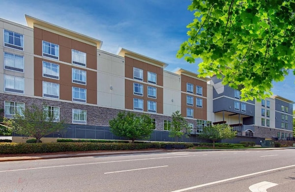 2 Family-friendly Suites In Dunwoody: Free Breakfast & Pool Access - Sandy Springs, GA