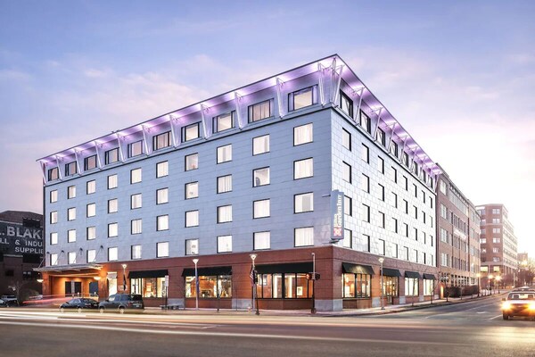 Unwind & Relax: Waterfront Stay Near Old Port District, Pet-friendly & Breakfast - Portland, ME
