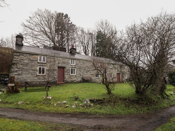 The Long House, Pet Friendly, Character Holiday Cottage In Penmachno - Betws-y-Coed