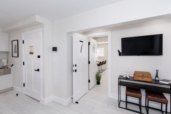 New! Adjoining Suites - Sleeps 12! - Sandusky, OH