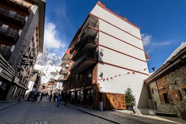 Studio Apartment For Rent In Cervinia With Ski-in/ski-out Access - Valtournenche