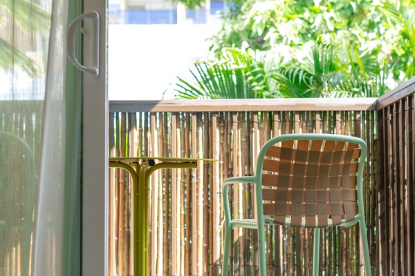 Ultimate Beach Getaway! 4 Relaxing Rooms W/ Lanai | Outdoor Pool + Pets Allowed! - Honolulu, HI