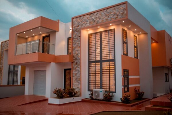 Sleek Luxury 3-bedroom Townhome In Kumasi With Ac, Wifi - Kumasi