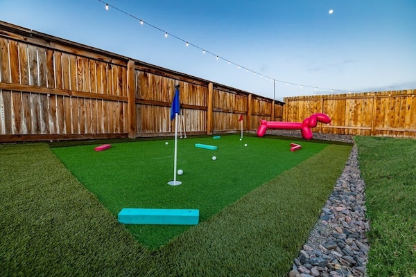 King Bed / Pool / Golf / Arcade - Denver, CO