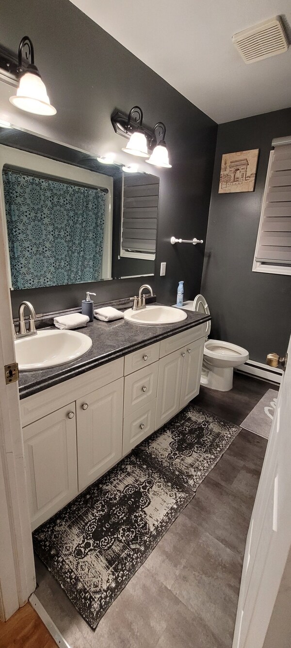 Charming 3-bedroom House With Double Garage, Free Wifi, And Ac In Dieppe, Nb - Moncton