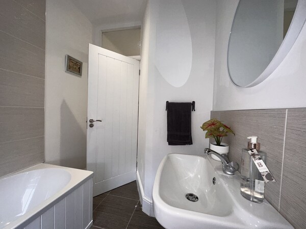 Elegant 6 Sleeper Apartment Ideally Located - West Midlands