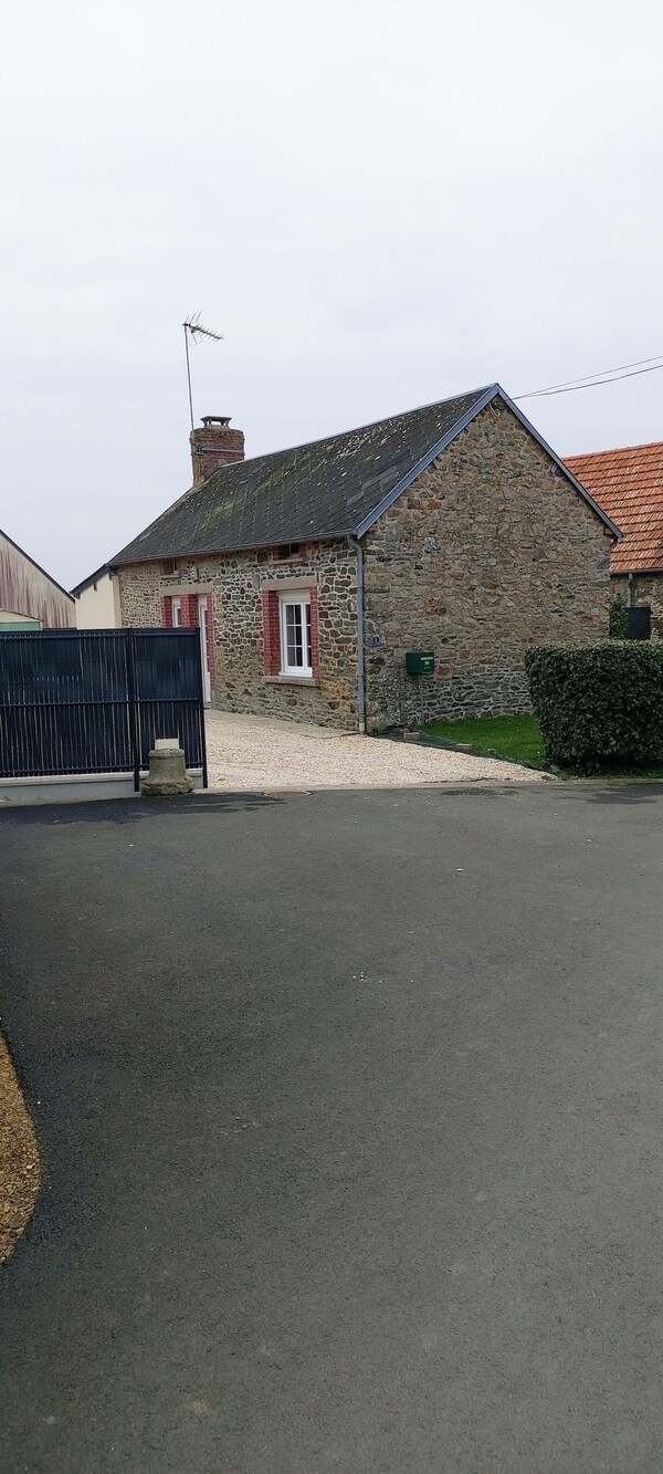 Gite Dans Un Petit Hameau Au Calme Dans La Baie Du Mont Saint Michel - Genêts