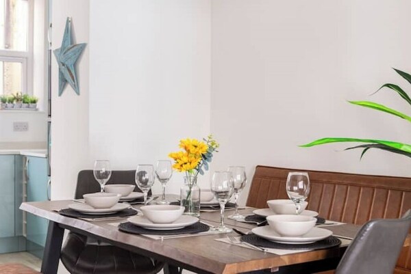 20 Metres From The World Famous, Weymouth Beach! Modern, Family Size Apartment. - ウェーマス