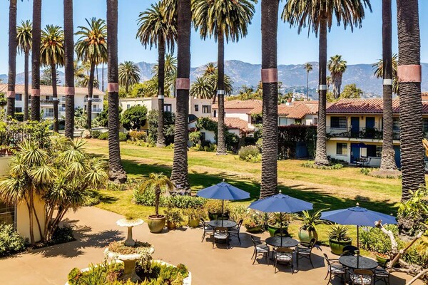 Coastal Chic Retreat: Boutique Hotel With Ocean Views | Pets Are Welcome - Santa Barbara, CA