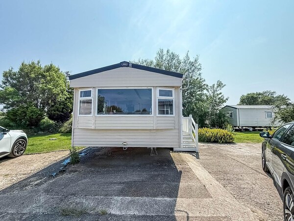 Lovely 8 Berth Caravan With Decking And Wifi In Yorkshire, Ref 71011ic - Yorkshire