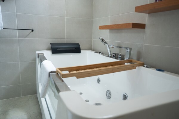 Madrid-inspired Executive 1 Bedroom Flat - Abidjan