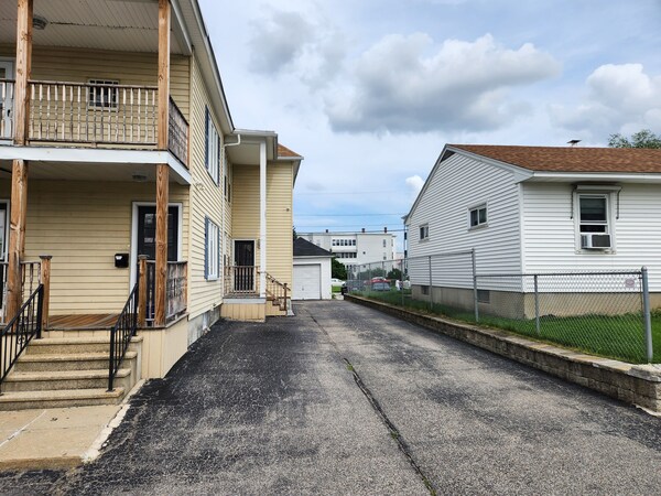 Lovely First Floor, 3-bedroom Apartment With Wifi And Ac In Manchester! - Manchester, NH