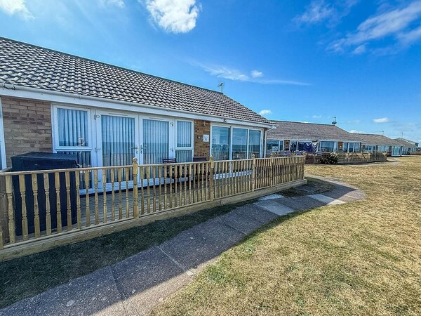 Lovely 5 Berth Bungalow At Waterside Village Park In Corton Ref 14006w - Pleasurewood Hills Family Theme Park