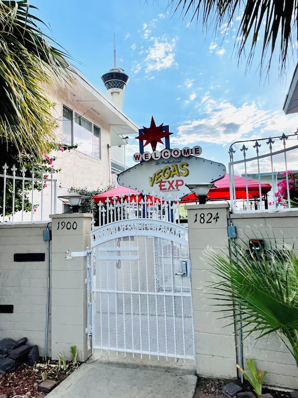 Chic 1-bedroom Apartment In Vibrant Las Vegas With Wifi, Strip,lvcc - Las Vegas, NV